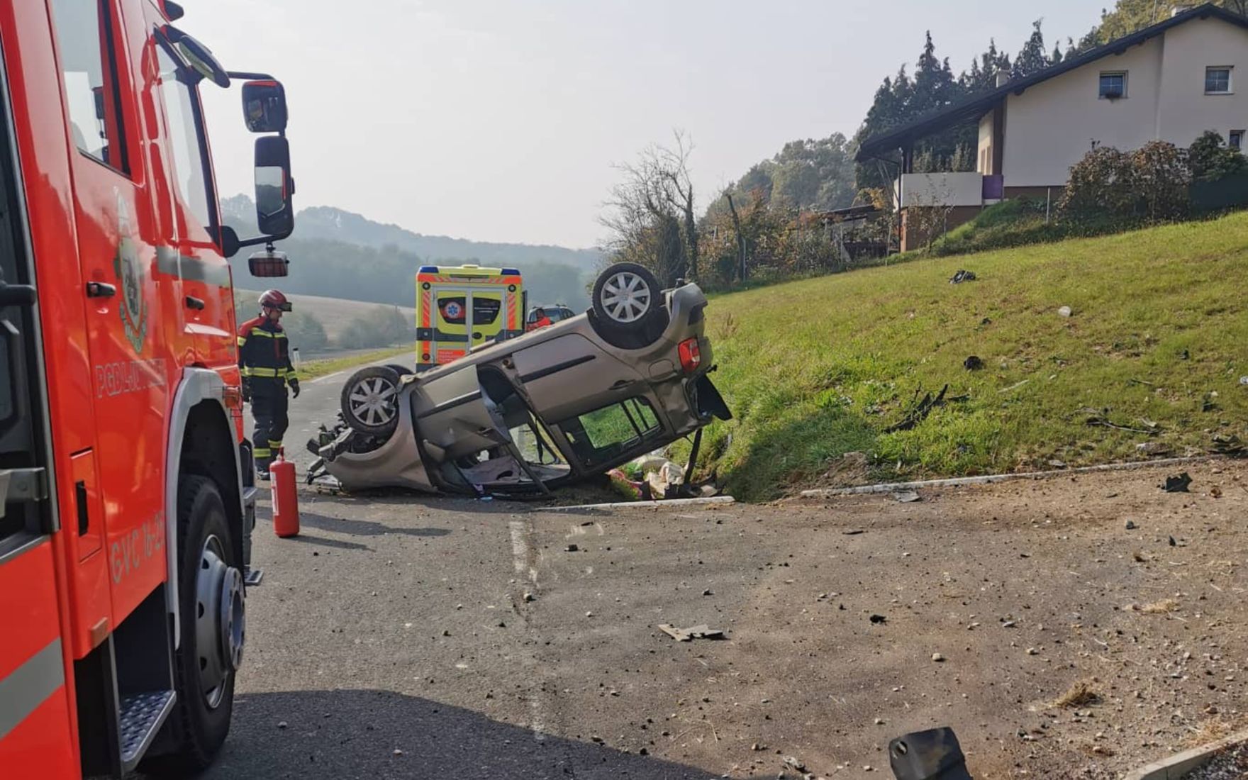 FOTO: Vozilo zapeljalo s cestišča v betonski prepust in končalo na ...