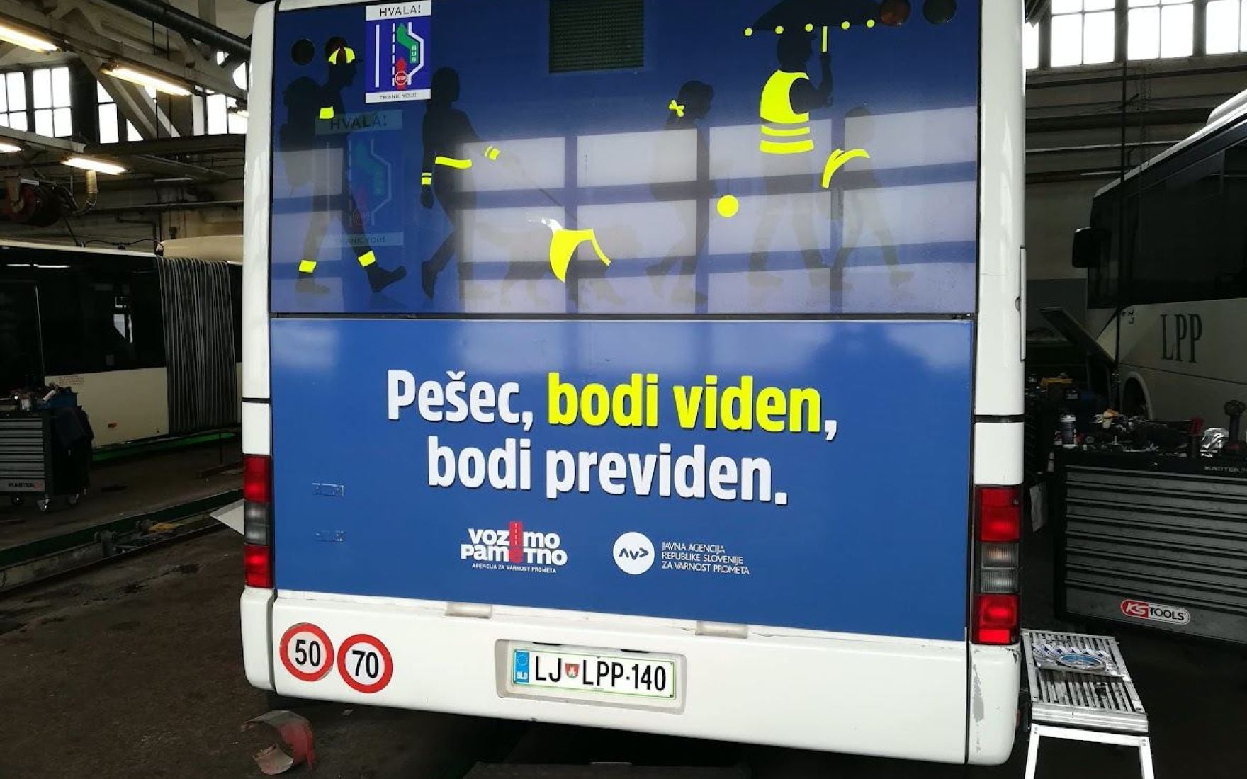 Pešec, bodi viden, bodi previden! Agencija za varnost prometa razdelila ...