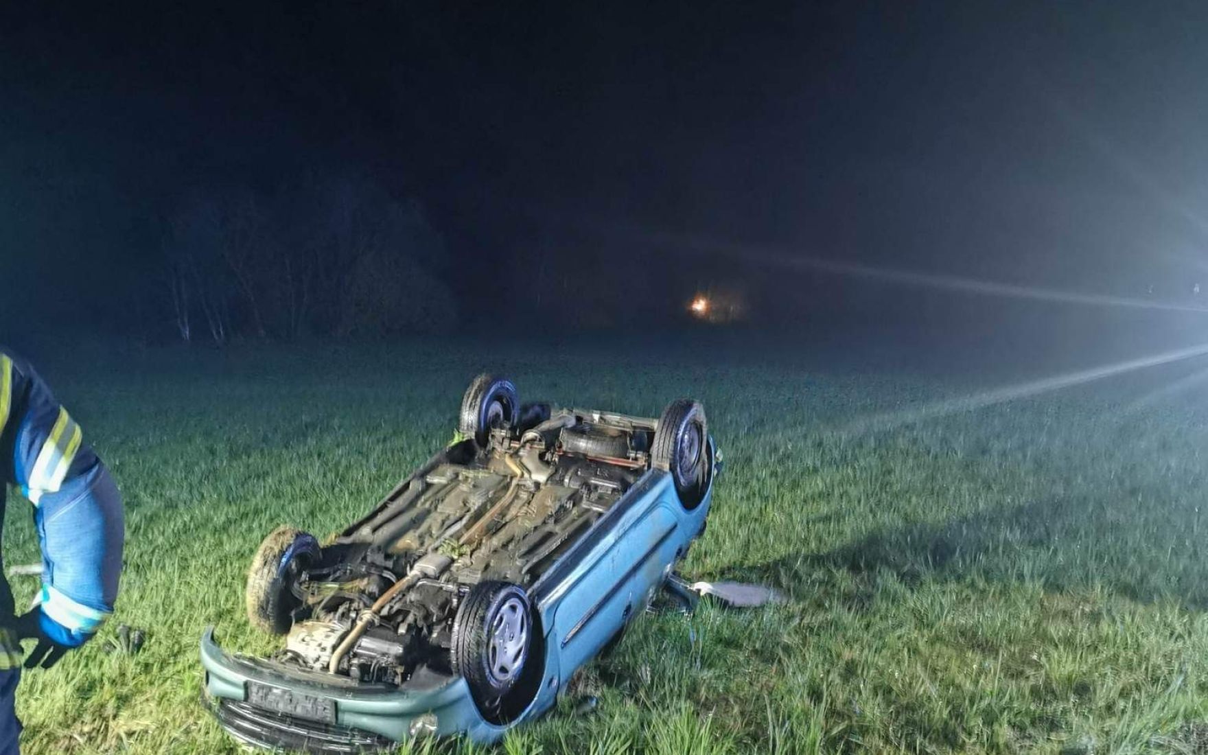 Vozilo zapeljalo s cestišča, trčilo v prepust in se prevrnilo na streho ...