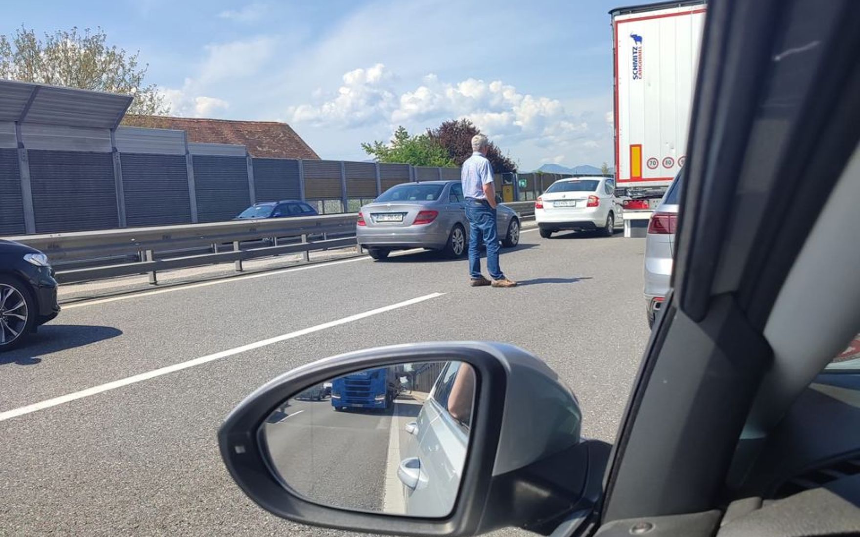 Tragedija: Na avtocesti trčilo sedem tovornjakov, ena oseba podlegla poškodbam | Sobotainfo.com