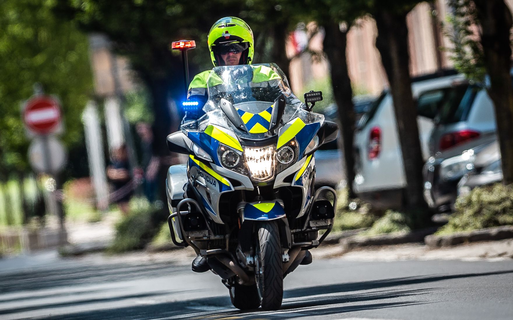 Voznik v bližini osnovne šole vozil prehitro in napihal dobro promilo ...