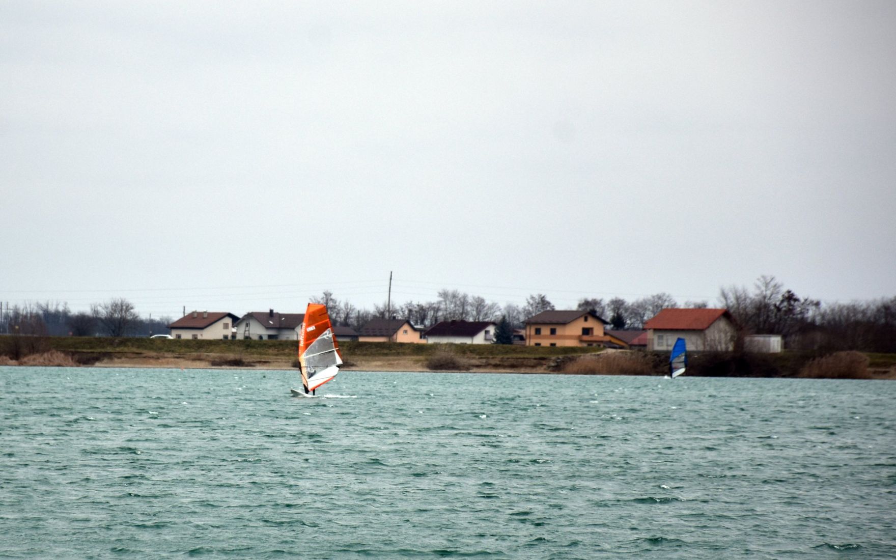 VIDEO: Leden veter in snežinke ne motijo surferjev na soboški ...