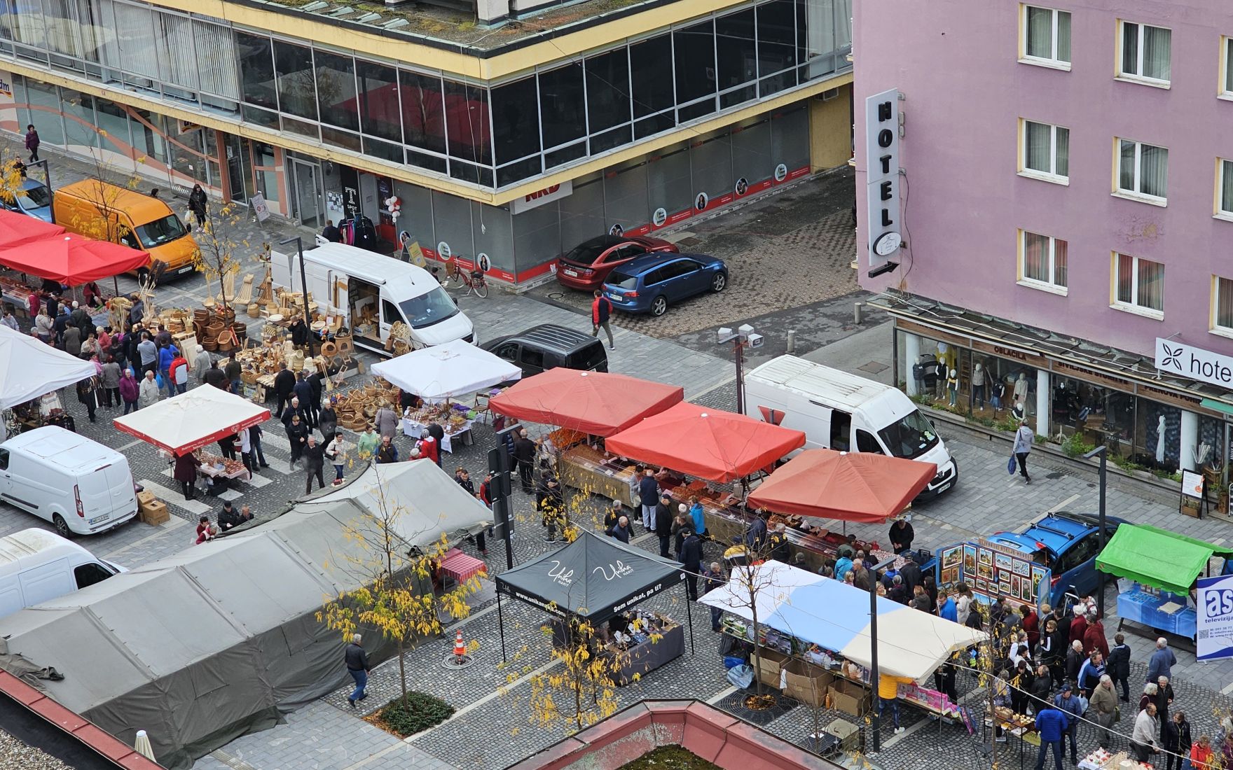 FOTO in VIDEO: V središču mesta že diši po klobasah in kuhanem vinu ...