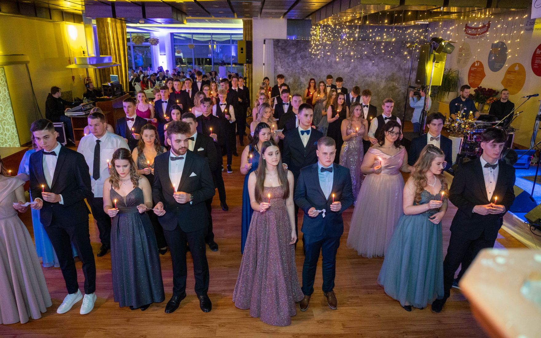 FOTO: Maturantski ples so odplesali tudi dijaki zdravstvene šole ...