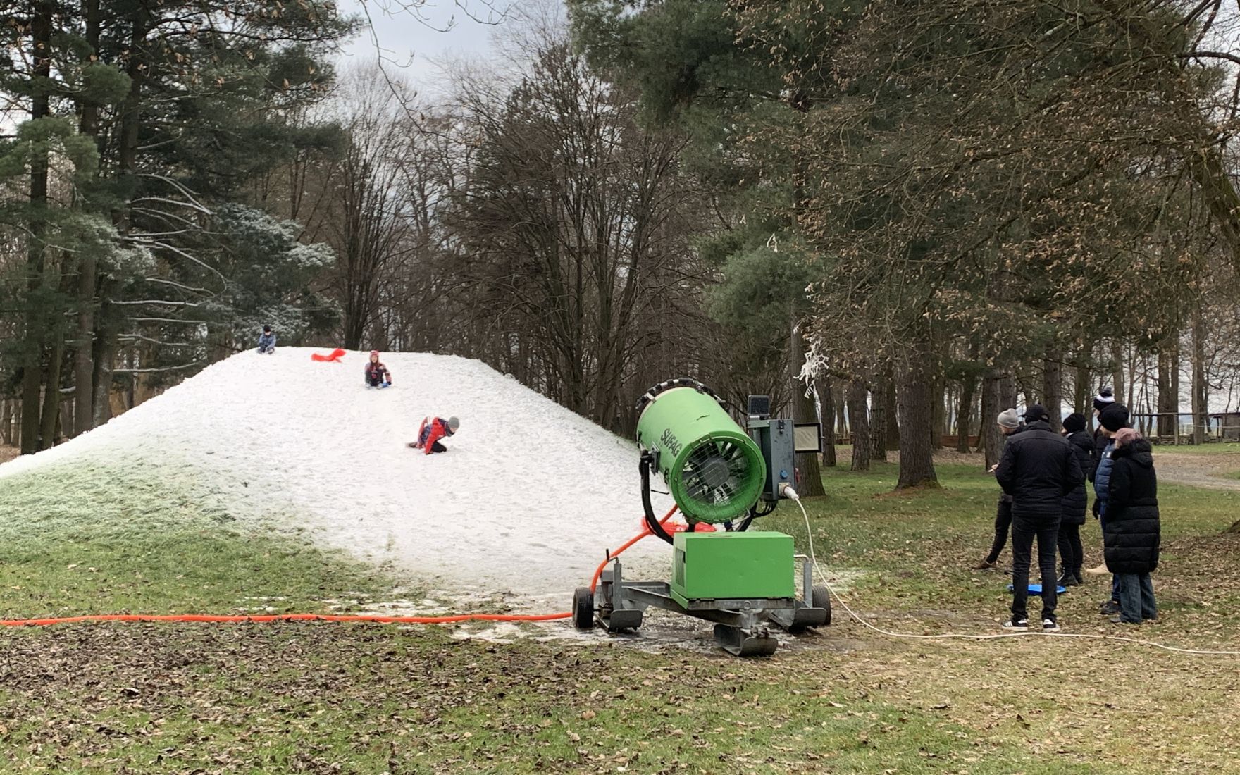 FOTO in VIDEO: Če ni snega, si ga v Beltincih pač naredijo! Otroci že ...