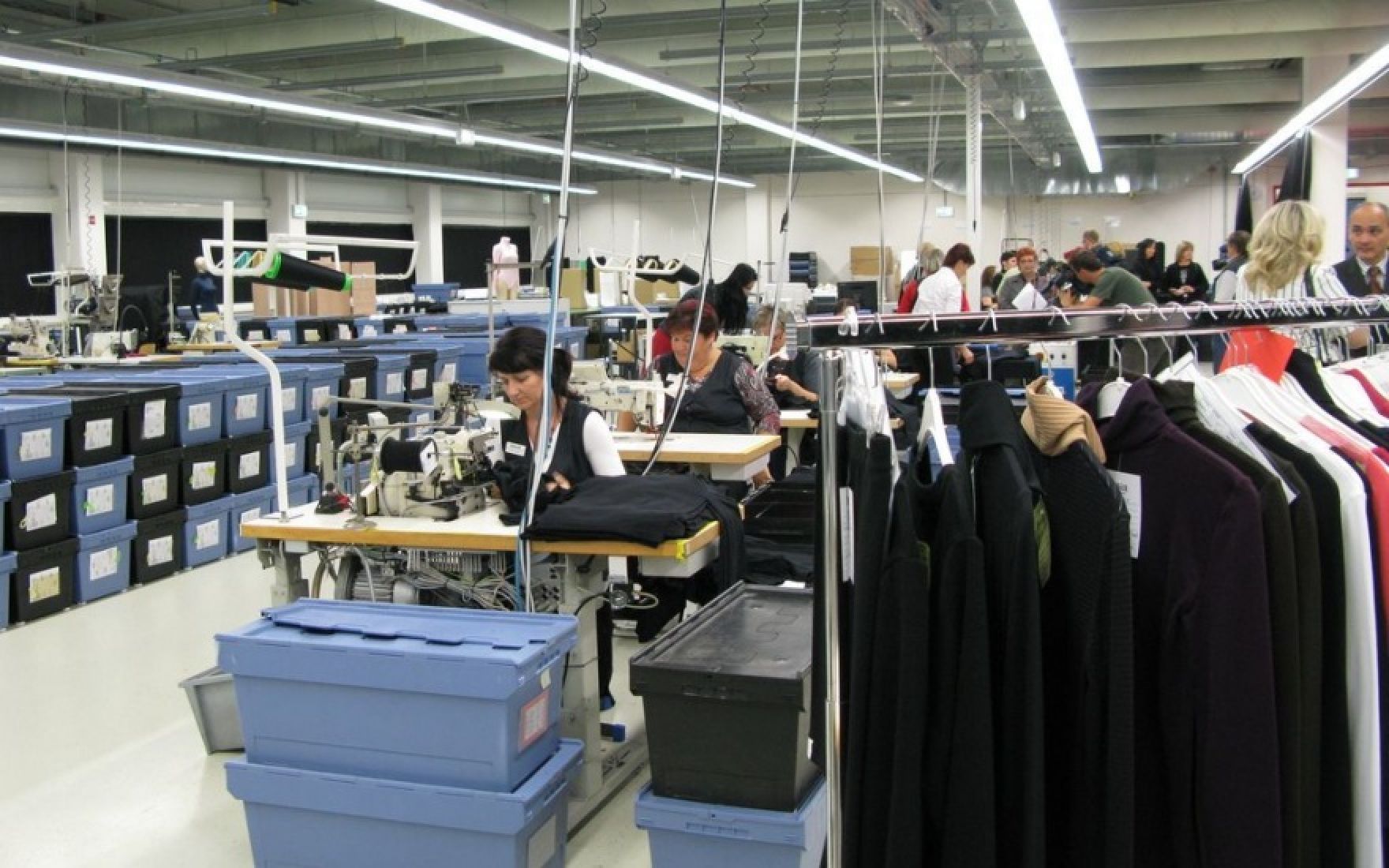 Odpovedi naj bi prejemali delavci, ki so na bolniški, razmere v tekstilni industriji v Pomurju ...