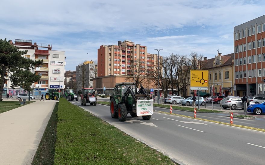 Več kot 550 kmetov iz Pomurja na poti v Ljubljano, policija pričakuje težave v prometu ...