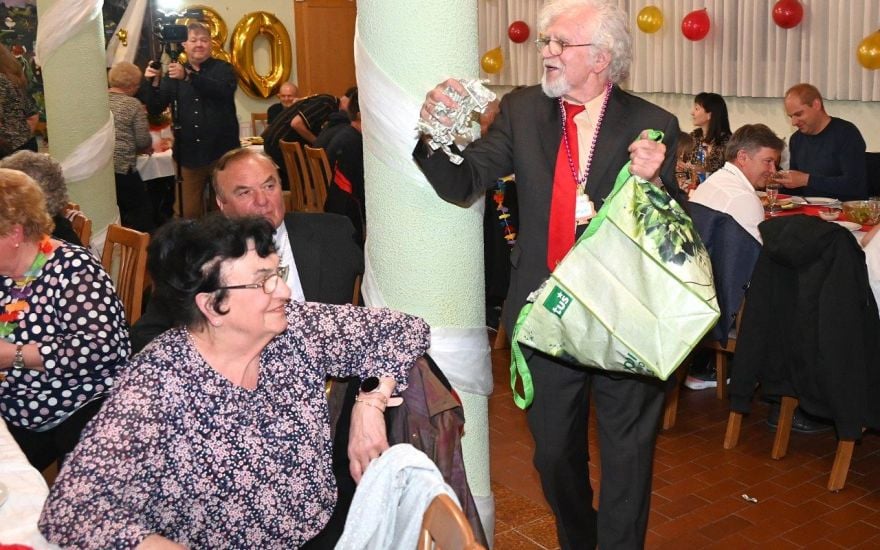 FOTO: Filmski prizor v živo: Slavljenec v pomurski gostilni med goste ...