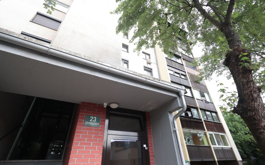 Znano, zakaj je zagorelo v stanovanjskem bloku. Nastalo je za 400.000 ...