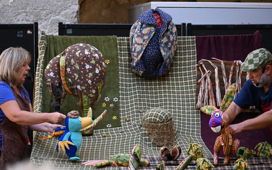 FOTO: Na grajsko dvorišče je iz neba padel kakec! | Sobotainfo.com