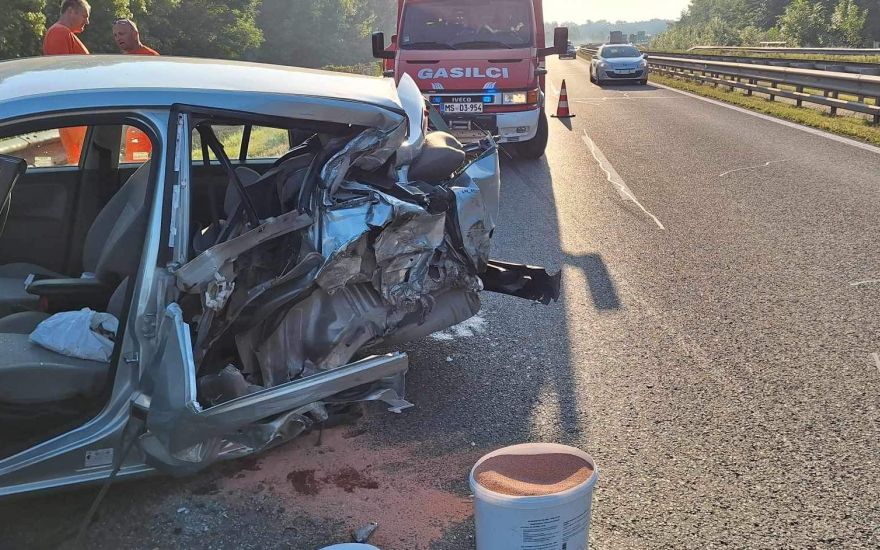 FOTO: Na pomurski avtocesti trčila tovornjak in avtomobil, ena oseba v bolnišnico | Sobotainfo.com