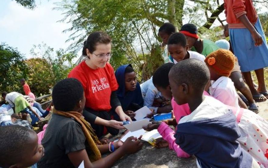 FOTO in VIDEO: Mateja Rus v Afriko ponesla ljudsko izročilo ...