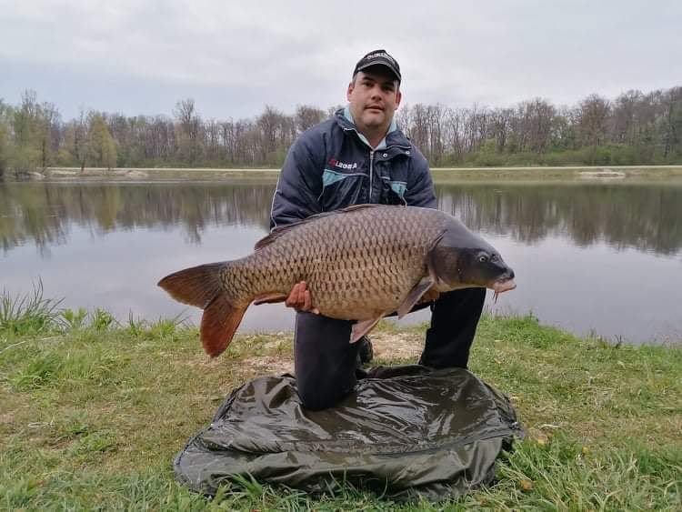 FOTO: Nasmehnila se mu je ribiška sreča, ujel krapa težkega več kot ...