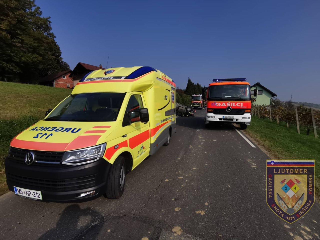 FOTO: Vozilo zapeljalo s cestišča v betonski prepust in končalo na ...