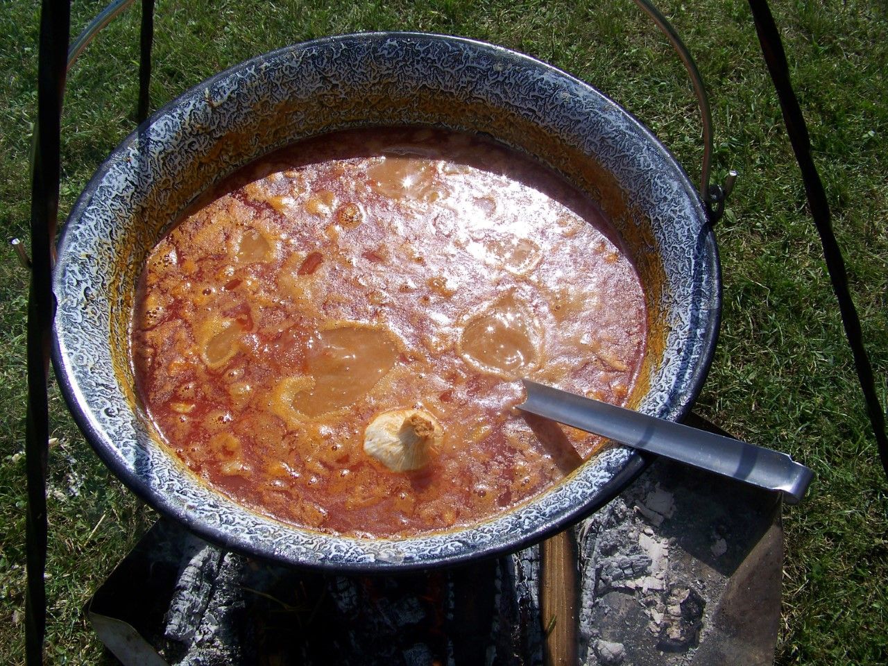 FOTO: V Radmožancih pripravili mednarodno tekmovanje v kuhanju pasulja ...