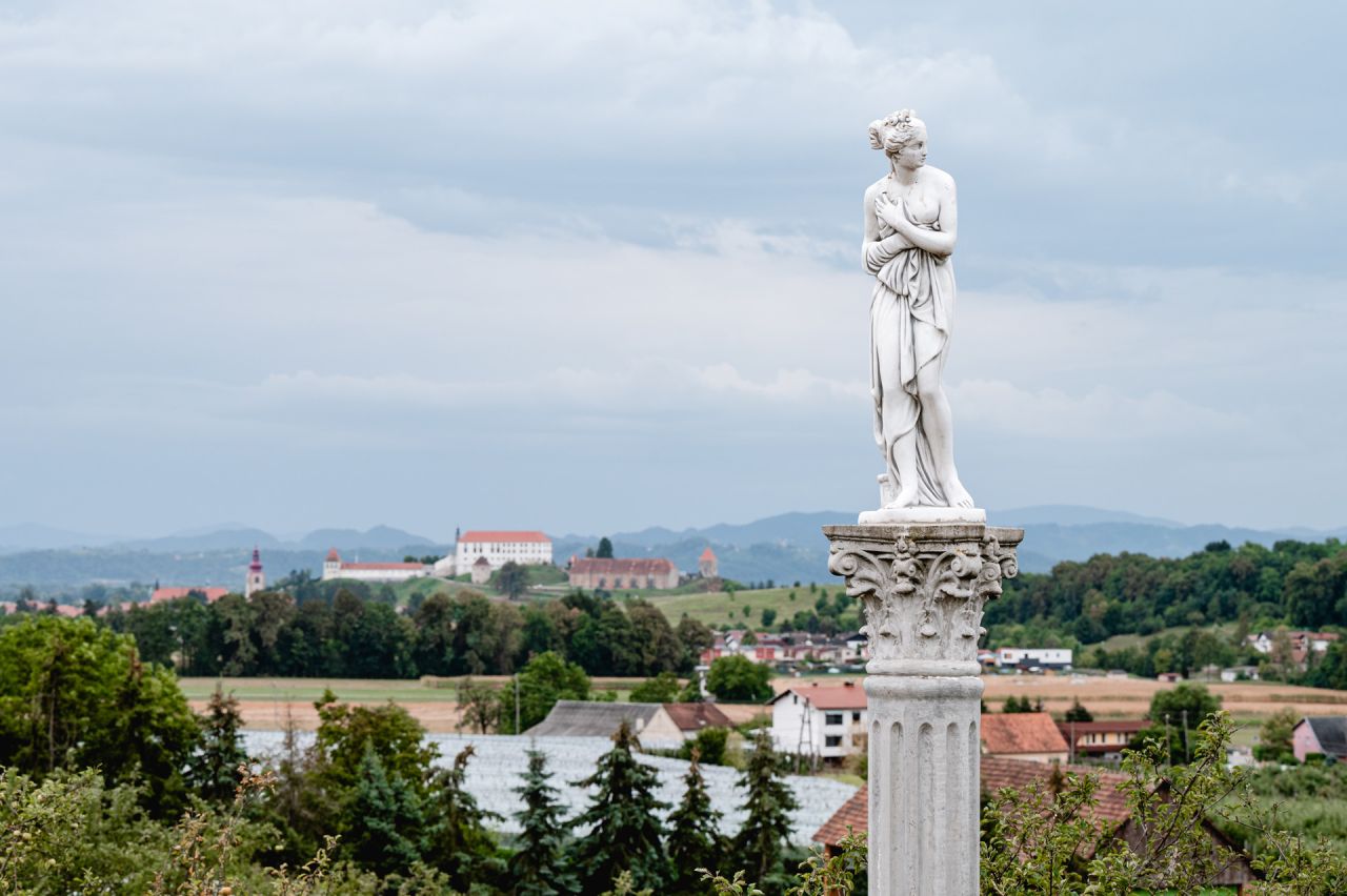 FOTO: V najstarejšem mestu se odvija pravi spektakel, okupirali so ga ...