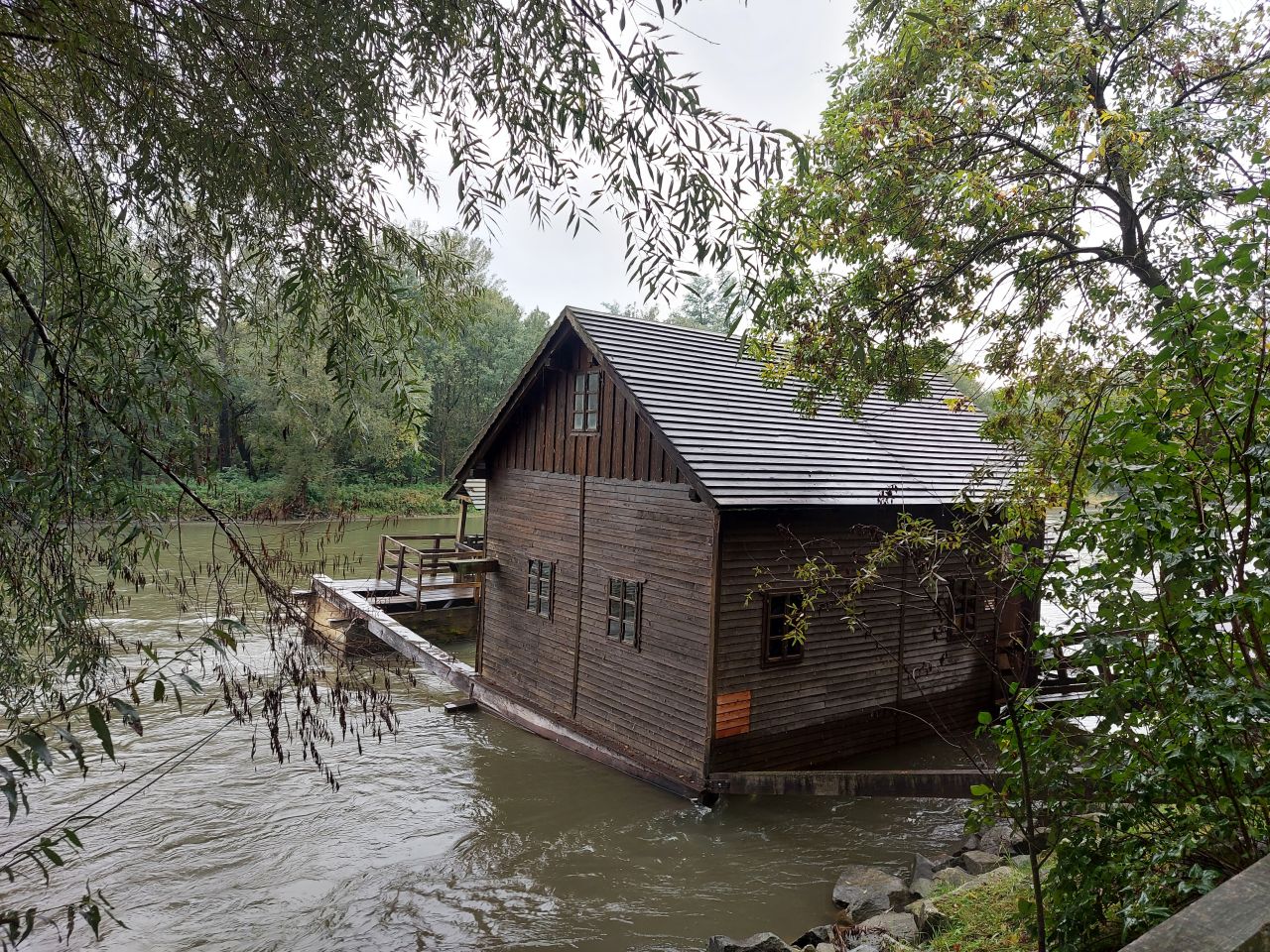 FOTO: Mlin na Muri pri Otoku ljubezni se ponovno potaplja, to naj bi ...