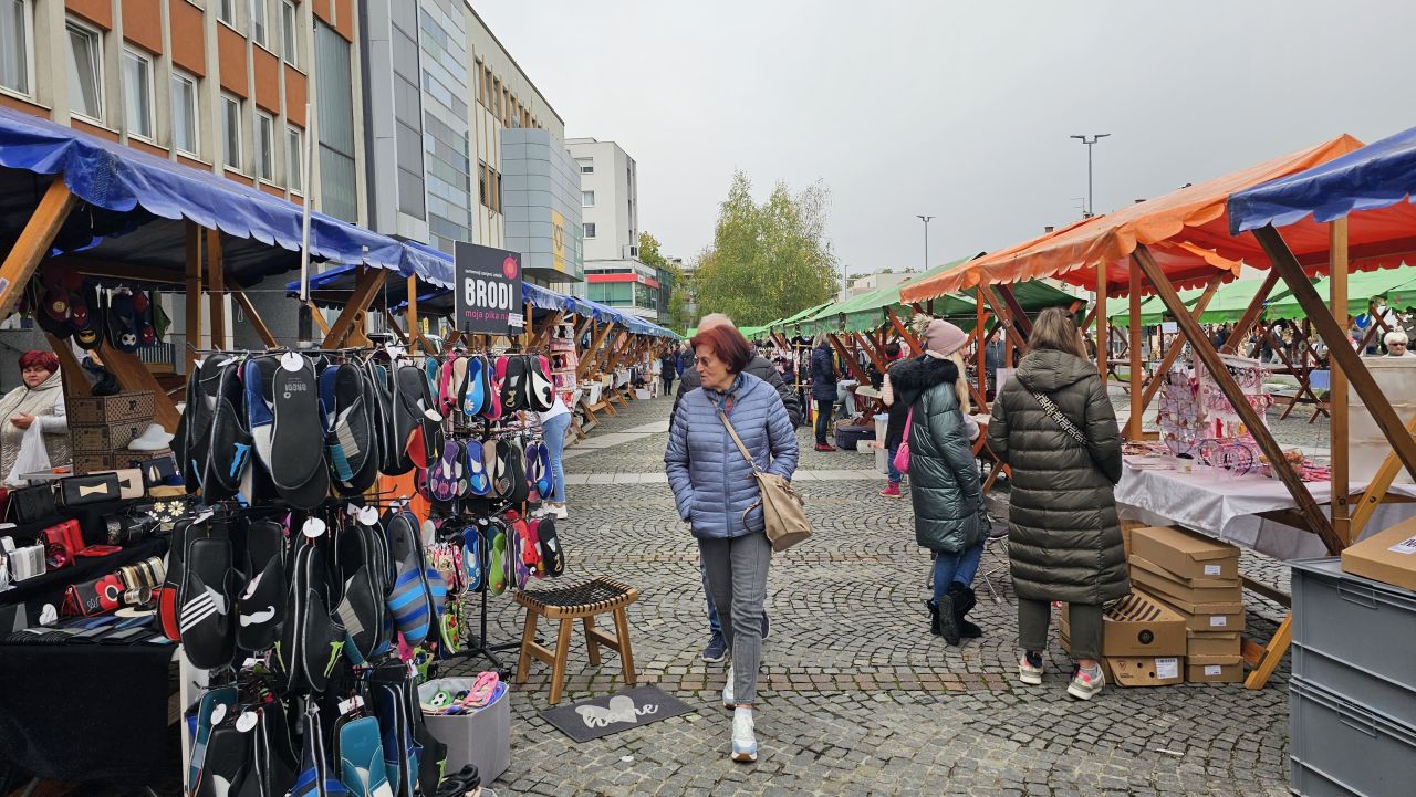 FOTO in VIDEO: V središču mesta že diši po klobasah in kuhanem vinu ...