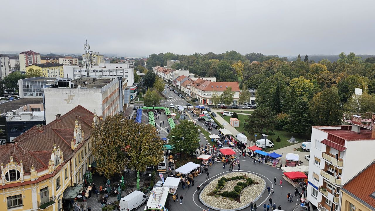FOTO in VIDEO: V središču mesta že diši po klobasah in kuhanem vinu ...