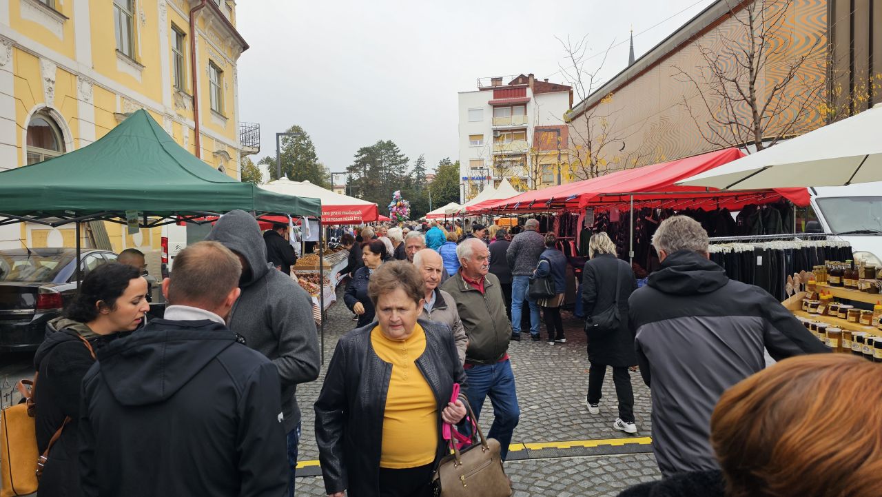 FOTO in VIDEO: V središču mesta že diši po klobasah in kuhanem vinu ...