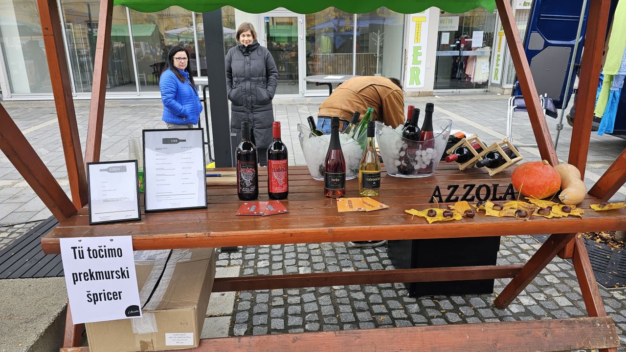 FOTO in VIDEO: V središču mesta že diši po klobasah in kuhanem vinu ...