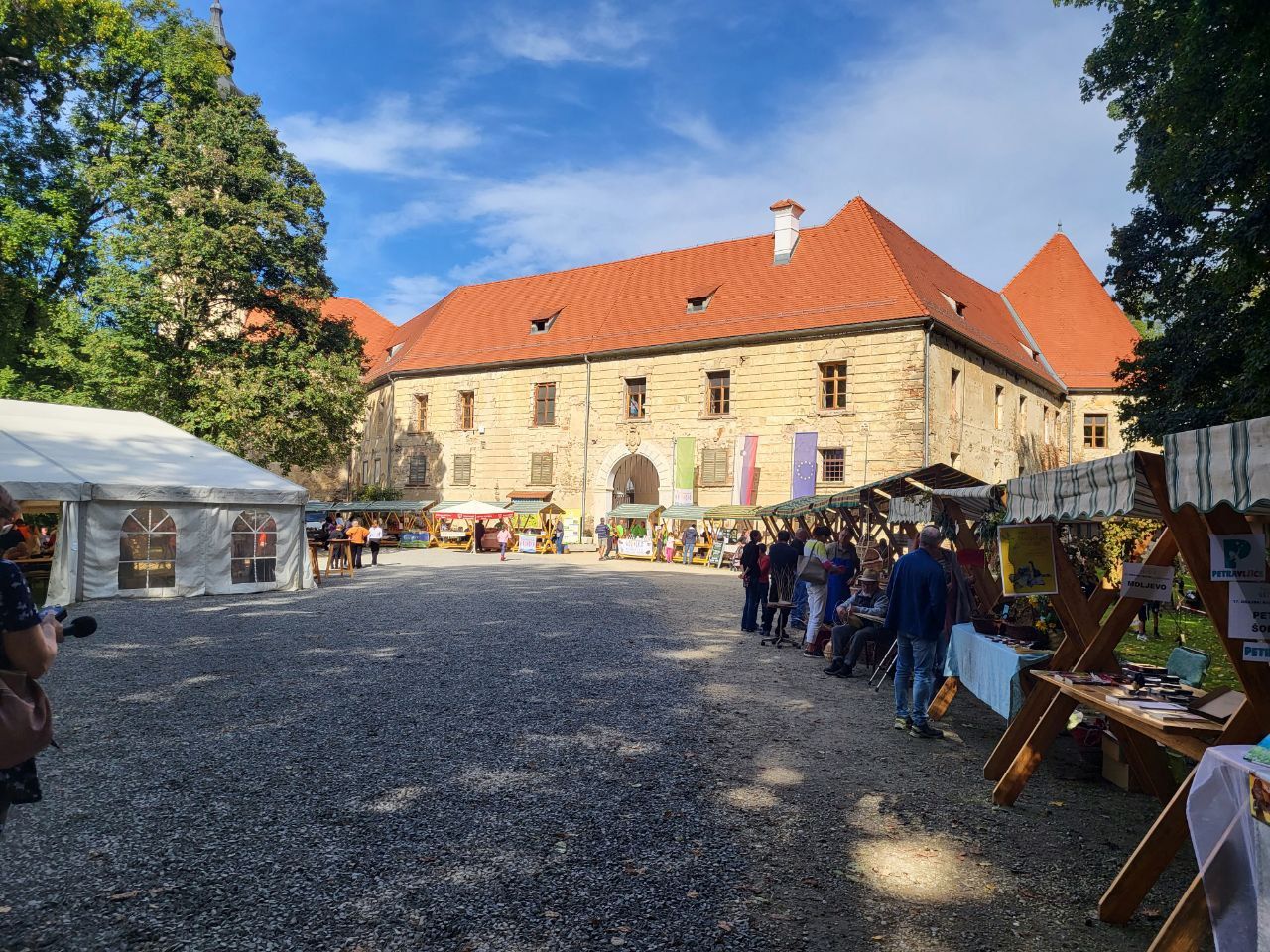 FOTO: Pri Gradu na Goričkem pripravili grajski bazar, to vse so ...