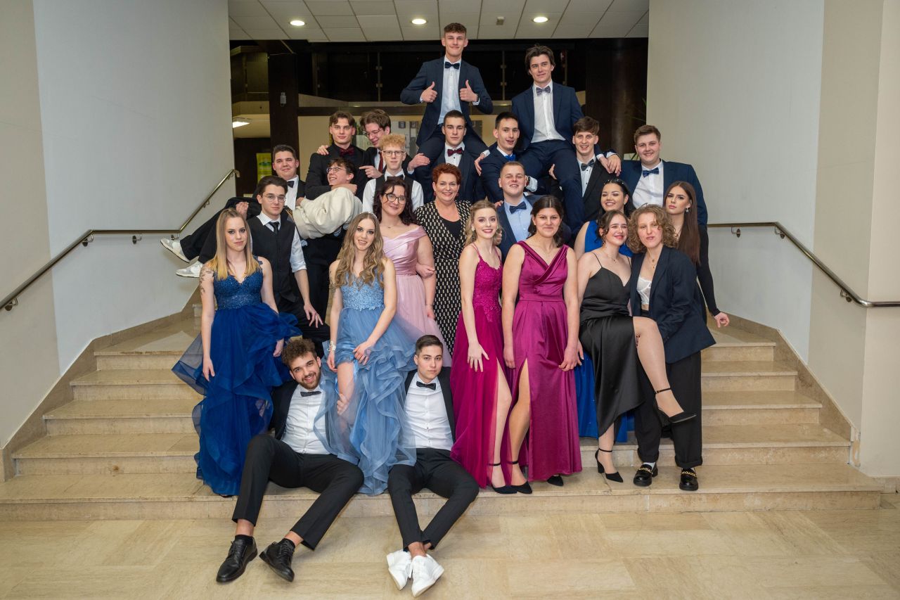 FOTO: Maturantski ples so odplesali tudi dijaki zdravstvene šole ...