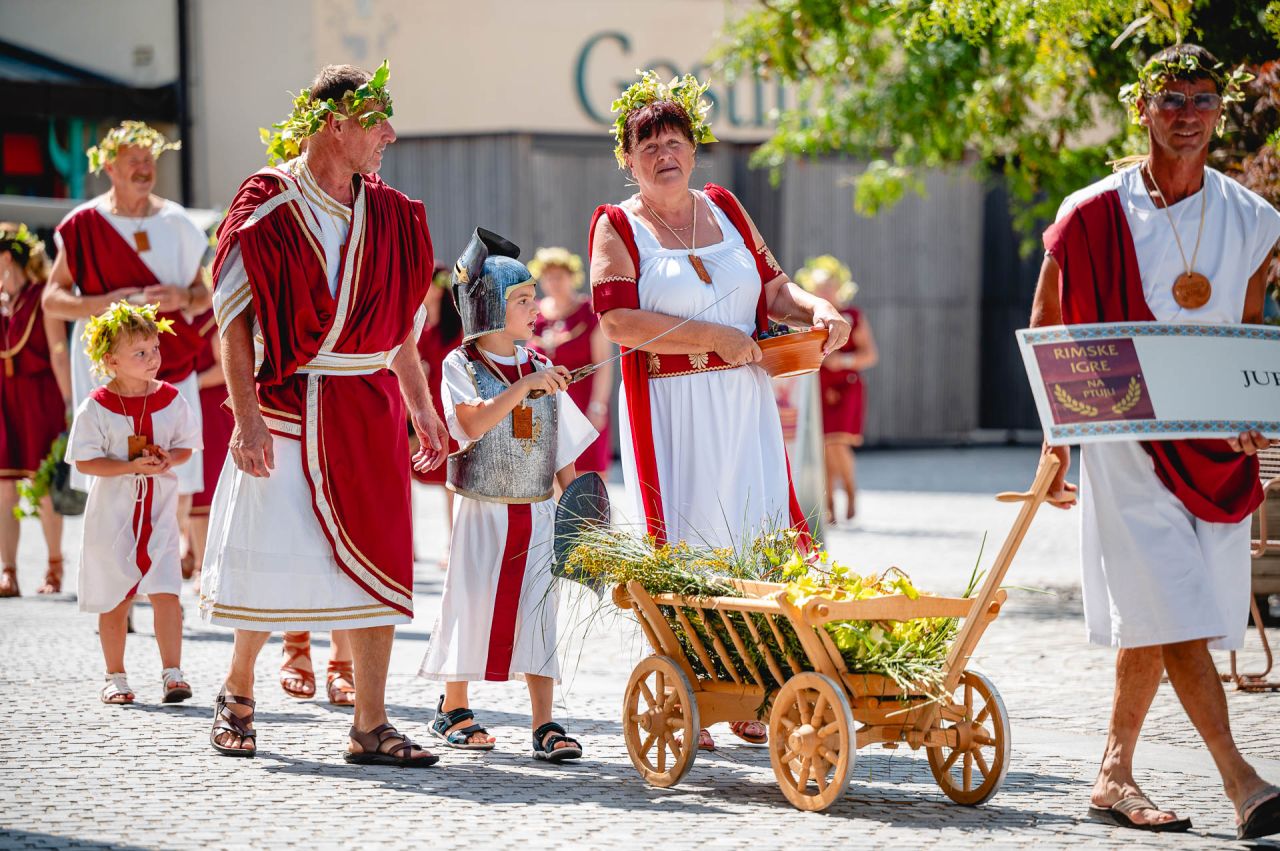 FOTO: V najstarejšem mestu pravi spektakel, na ulicah gladiatorji ...