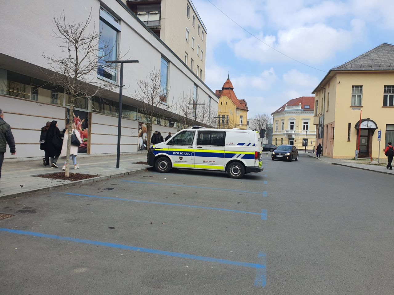 FOTO: V središču Murske Sobote več vozil policije, neuradno obračun ...