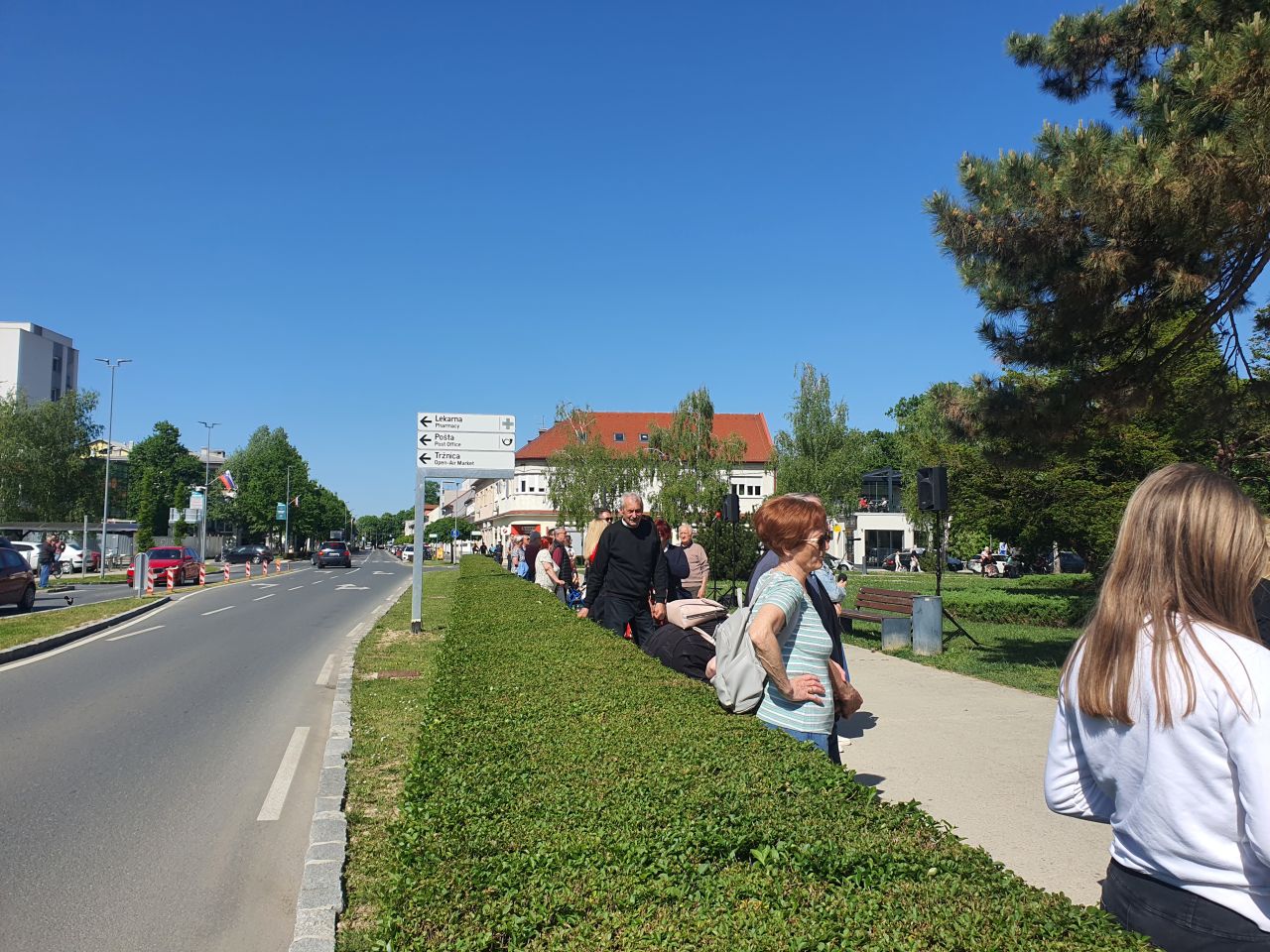 FOTO in VIDEO: Na Trgu zmage tudi letos tradicionalno postavili mlaj ...