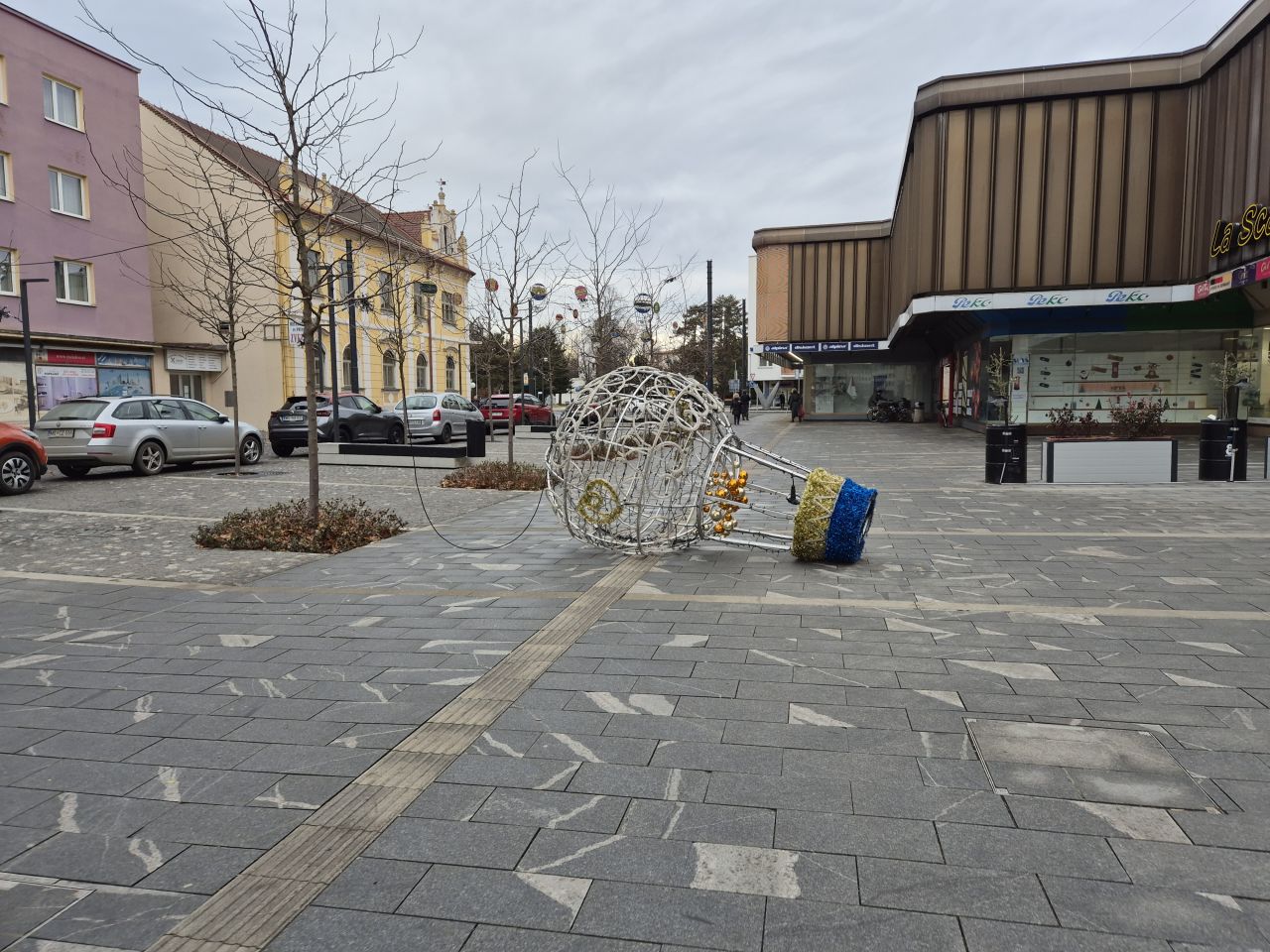 FOTO: Sunki vetra v Pomurju podirajo drevesa in praznične okrasitve | Sobotainfo.com