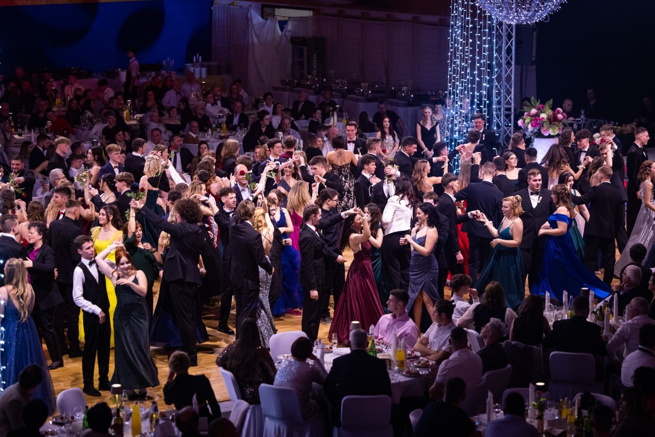 FOTO in VIDEO: Tako so maturantski ples odplesali dijaki Srednje ...