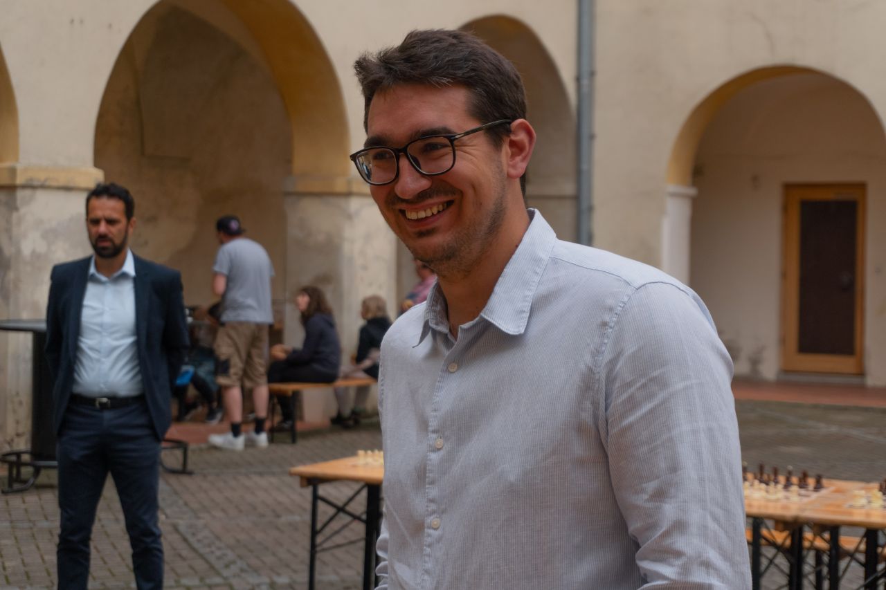 FOTO: Matej Grah se je v šahovski simultanki pomeril kar z osemnajstimi ...