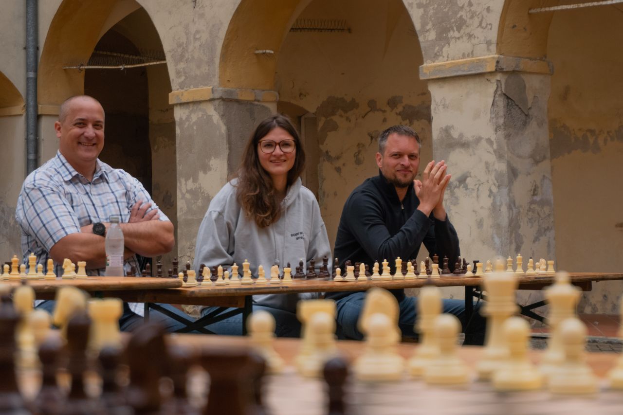 FOTO: Matej Grah se je v šahovski simultanki pomeril kar z osemnajstimi ...