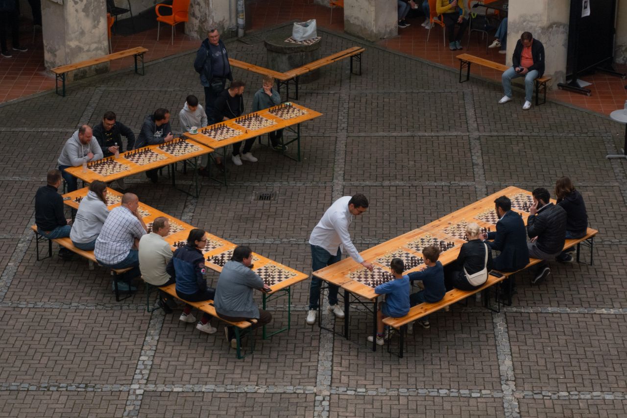 FOTO: Matej Grah se je v šahovski simultanki pomeril kar z osemnajstimi ...