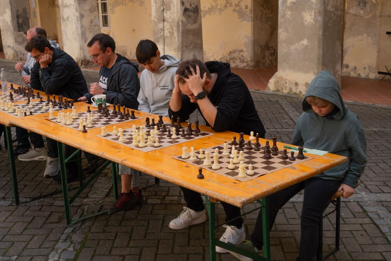 FOTO: Matej Grah se je v šahovski simultanki pomeril kar z osemnajstimi ...