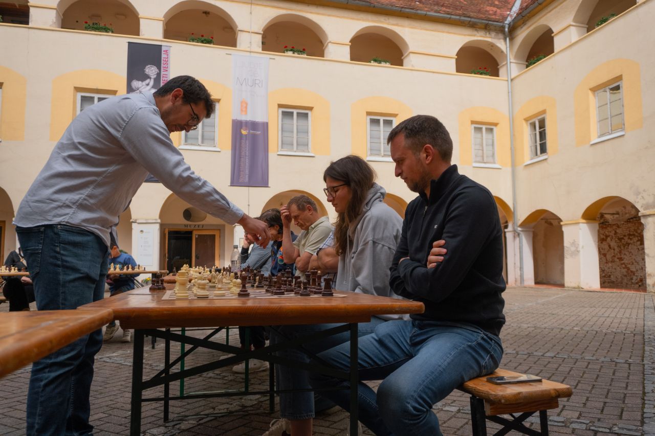 FOTO: Matej Grah se je v šahovski simultanki pomeril kar z osemnajstimi ...