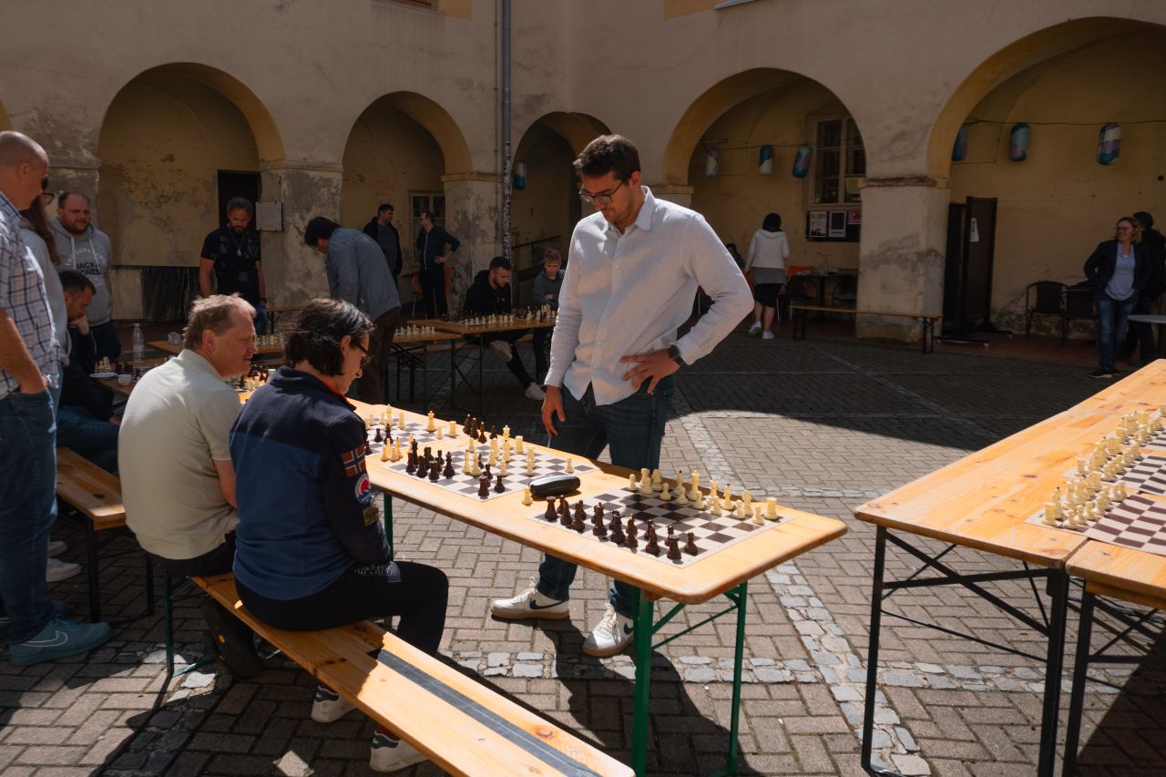 FOTO: Matej Grah se je v šahovski simultanki pomeril kar z osemnajstimi ...