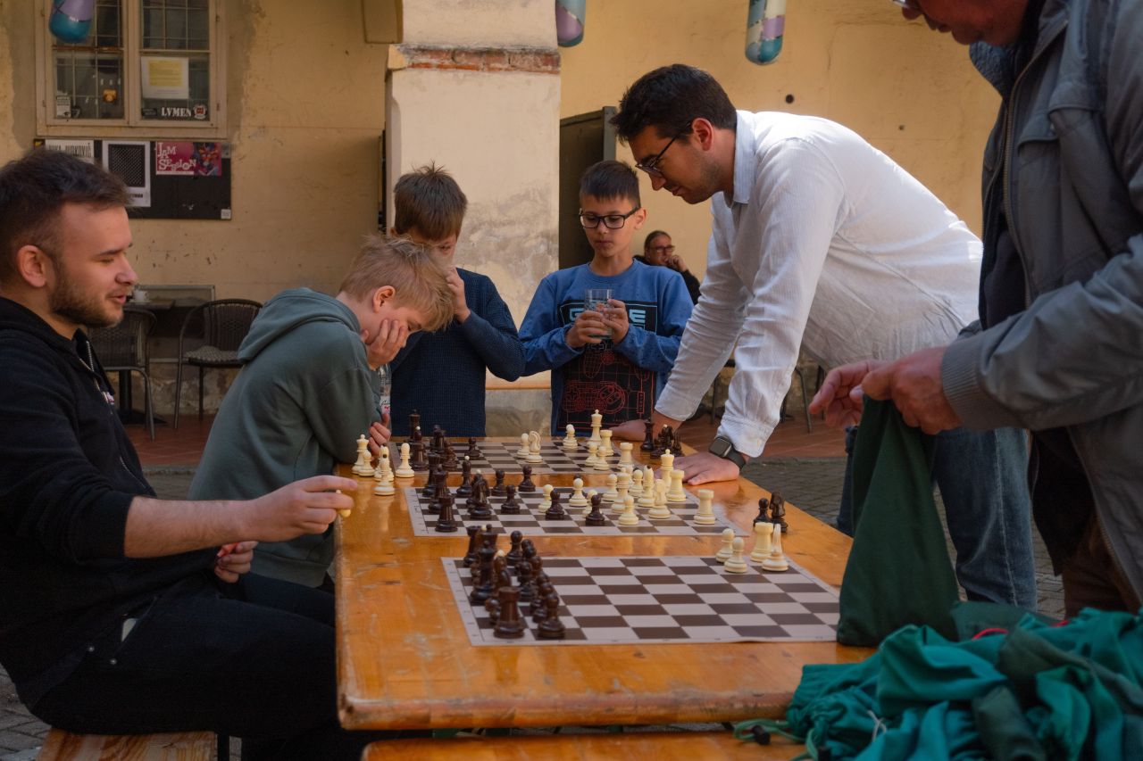 FOTO: Matej Grah se je v šahovski simultanki pomeril kar z osemnajstimi ...