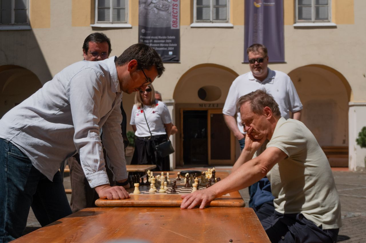 FOTO: Matej Grah se je v šahovski simultanki pomeril kar z osemnajstimi ...