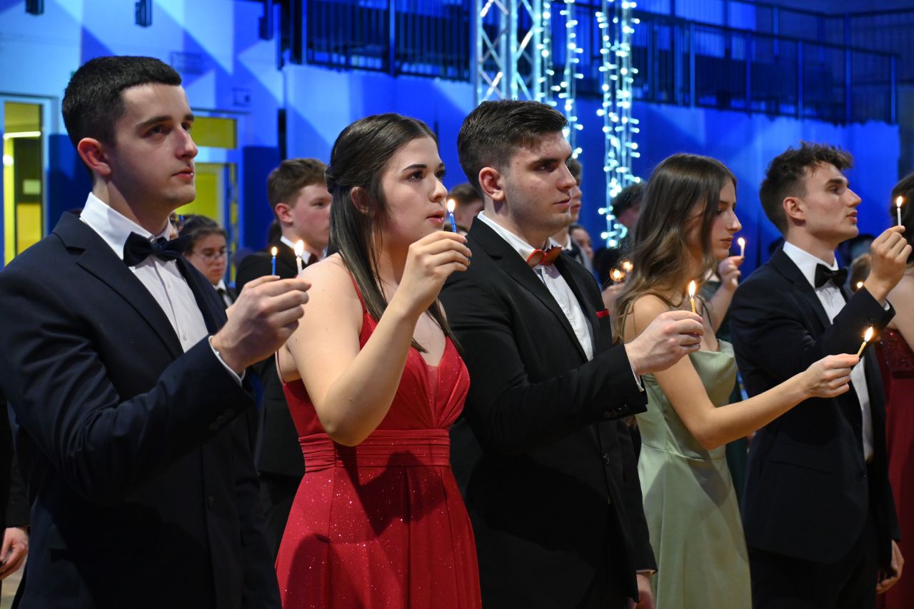 FOTO in VIDEO: Poglejte, kako je maturantski ples odplesal še drugi del ...