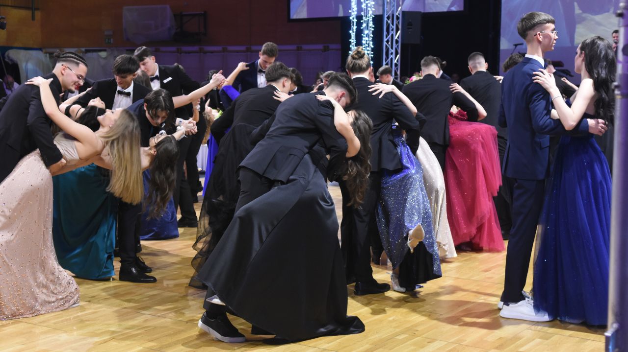 FOTO in VIDEO: Tako so se na maturantskem plesu zavrteli murskosoboški ...