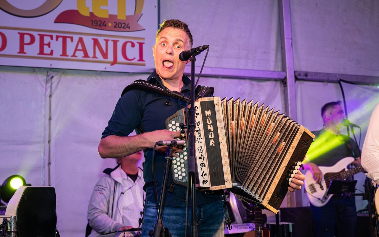 FOTO in VIDEO: Dejan Vunjak in Brendijeve barabe navdušili Petanjce ...
