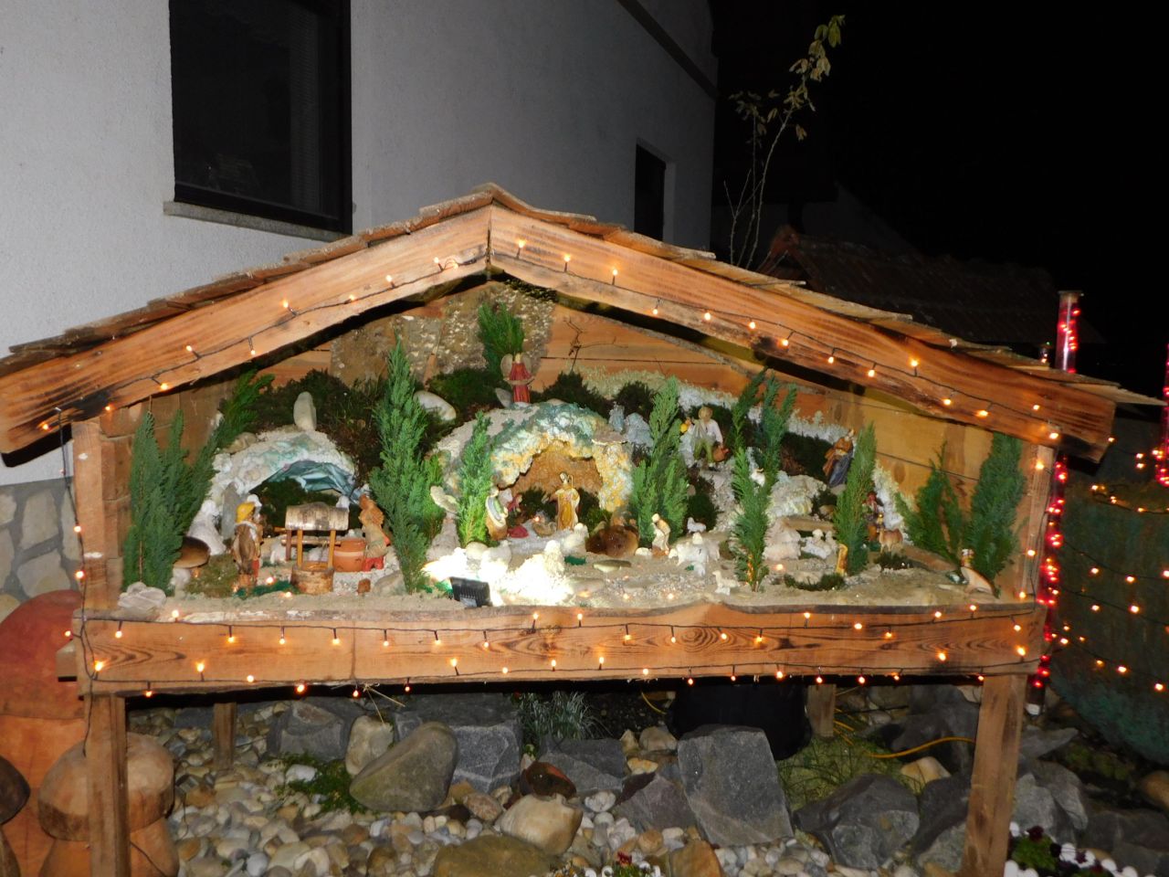 FOTO: V Banovcih ponovno jaslice na prostem, ene celo v »havbi« avtomobila | Sobotainfo.com
