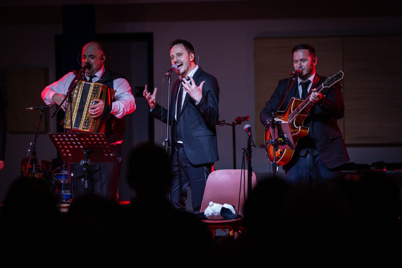 FOTO in VIDEO: 'Modrijani osebno' z gosti navdušili zbrane v Puconcih ...