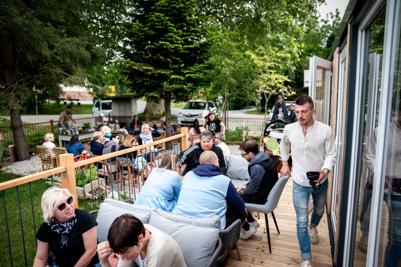 FOTO: Lokalni gini in koktajli zavzeli teraso pri kavarni Platana ...