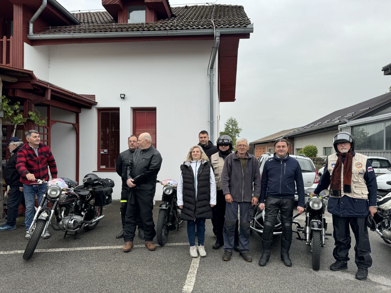 FOTO in VIDEO: Pet Prekmurcev z več kot 70 let starimi motorji na pot ...