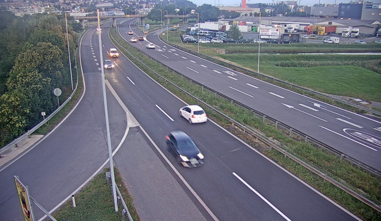 V treh dneh že tri vožnje v napačno smer, voznik tovornega vozila vozil ...